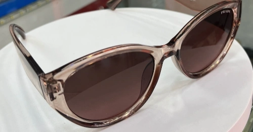 Modern Pink Frame Women’s Sunglasses for Everyday Glam